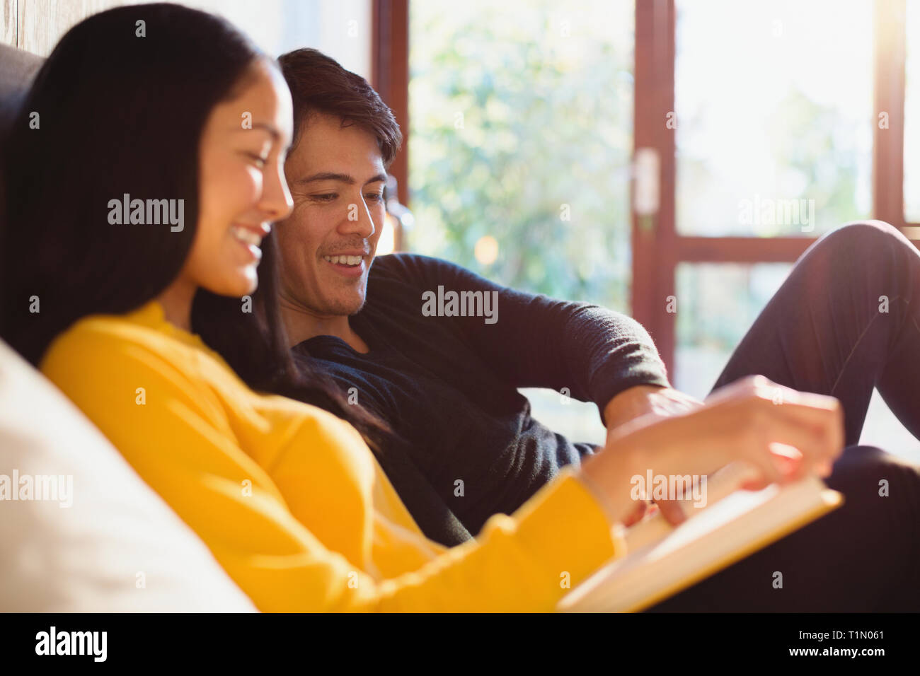 Couple reading book hi-res stock photography and images - Alamy