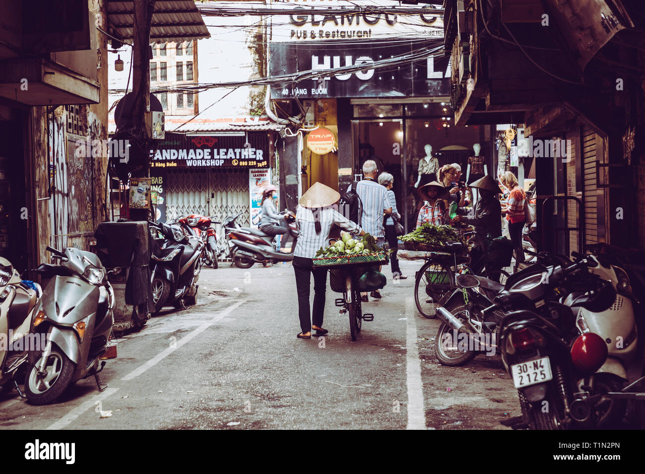 HANOI, VIETNAM - NOVEMBER 16, 2018 : The street vendors in Hanoi ...