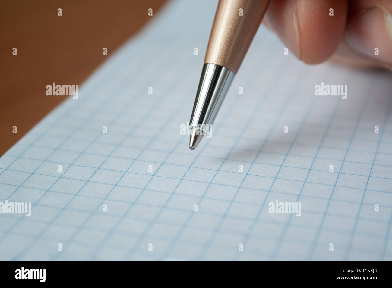 Pen and white notepad paper close up in man's hand Stock Photo - Alamy