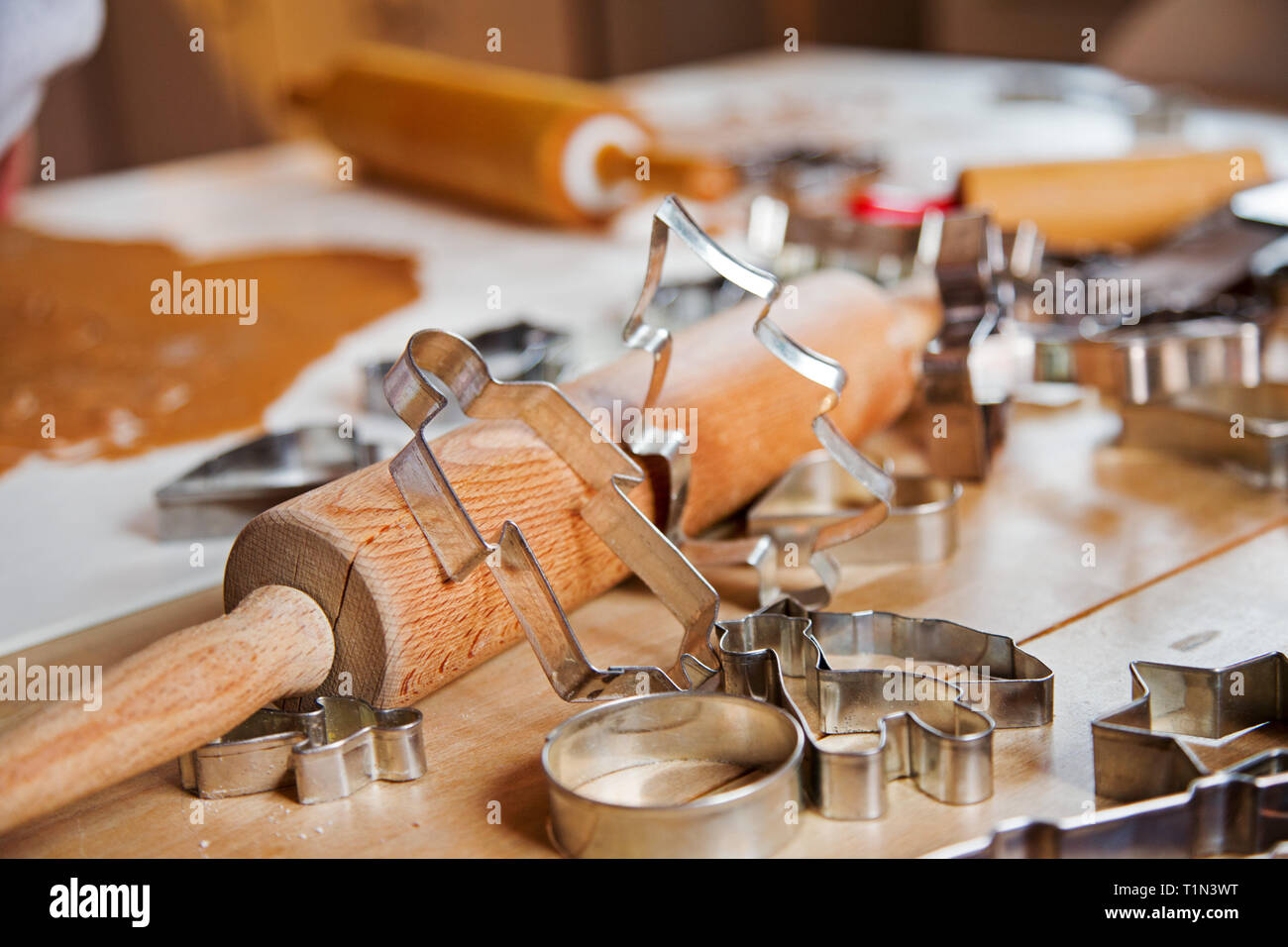 Gingerbread manufacturing hi-res stock photography and images - Alamy