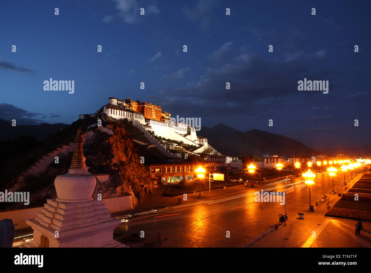 The potala palace in Lhasa in Tibet at night Stock Photo - Alamy