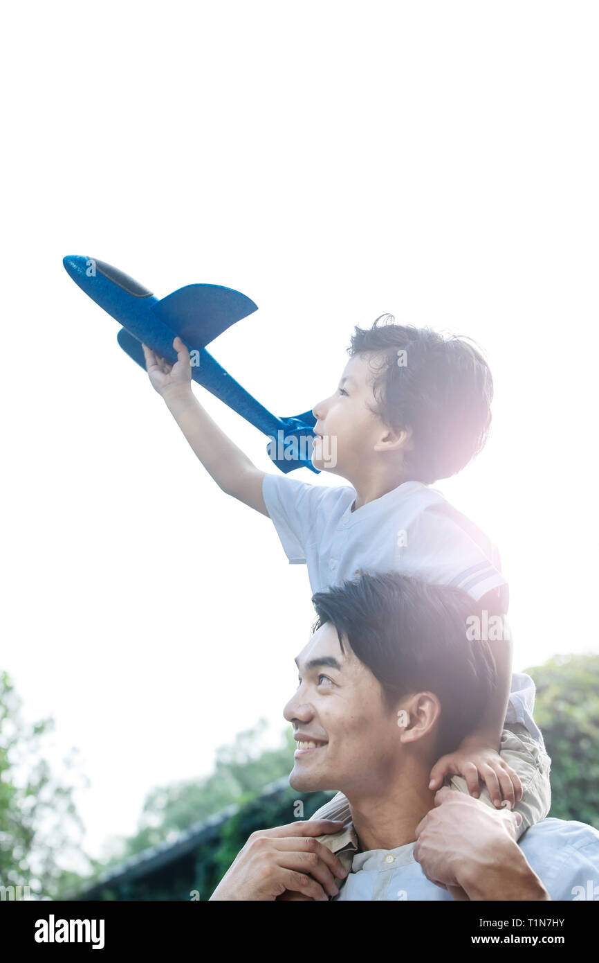 Happy father and son play outdoors Stock Photo - Alamy