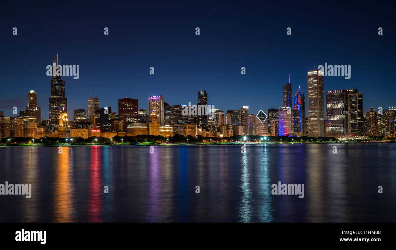 Skyscrapers in Chicago in front of the lake with the colorful ...