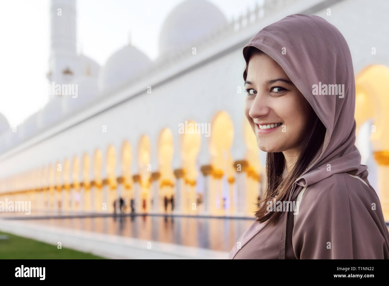 UAE/ABUDHABI 15 DEZ 2018 - Woman with burqa smiling with a great mosque ...