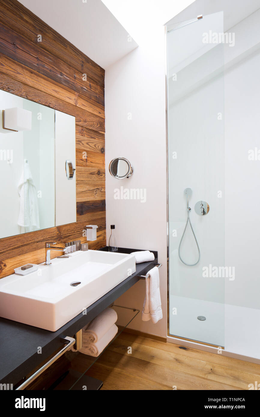 Minimal bathroom hi-res stock photography and images - Alamy