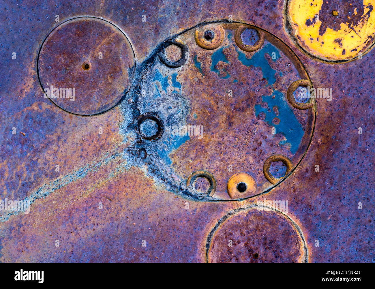 Rusted wheel hub of abandoned heavy equipment Stock Photo - Alamy