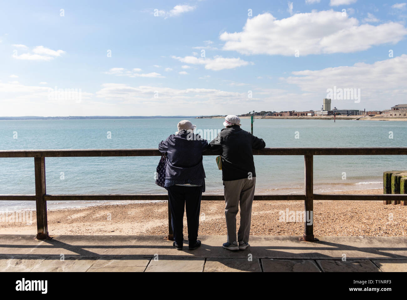 Old man leaning over railings hi-res stock photography and images - Alamy