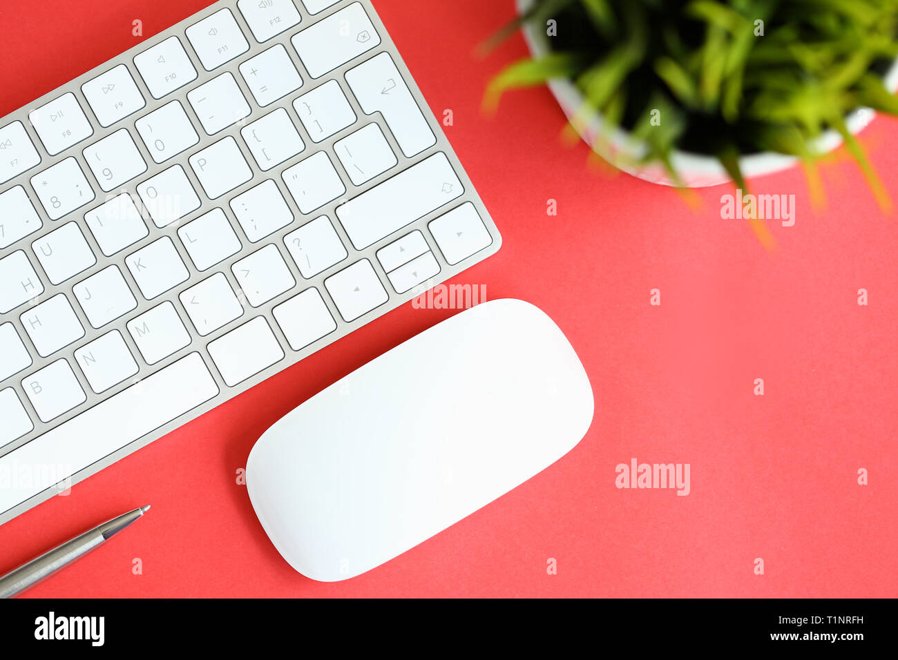 White keyboard with computer mouse and silver Stock Photo - Alamy