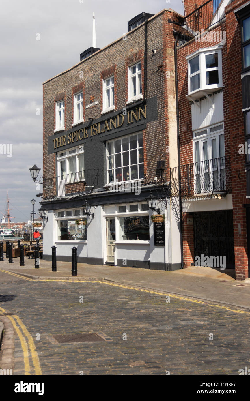 Historic old british public house hi-res stock photography and images ...