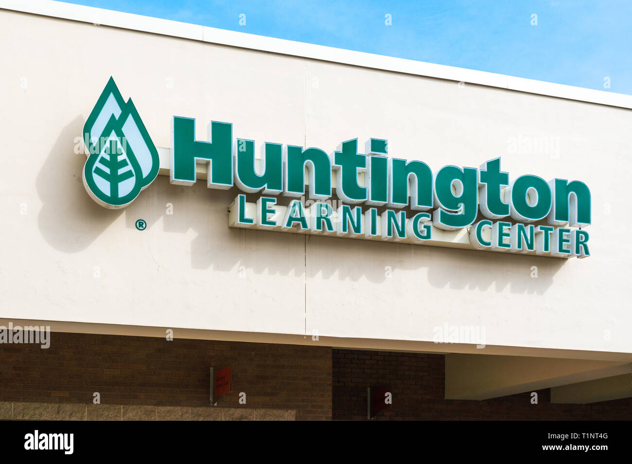 STILLWATER, MN/USA - MARCH 24, 2019: Huntington Learning Center retail ...