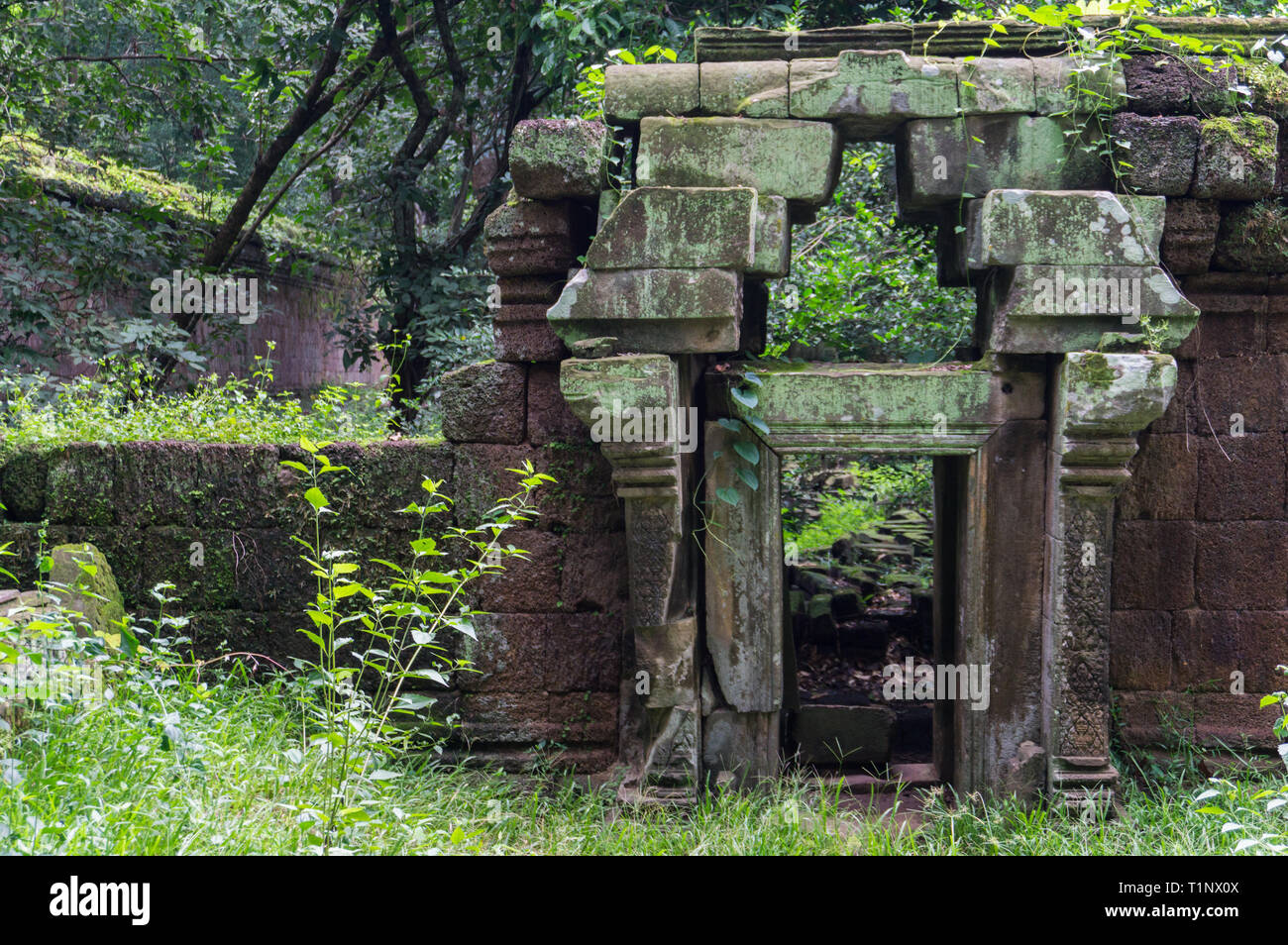 Ruined gate at the Angkor Wat temple complex in Cambodia Stock Photo ...