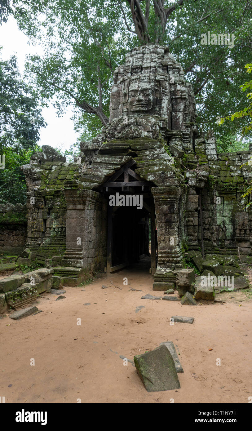 Ancient khmer gate with statue on top Stock Photo - Alamy
