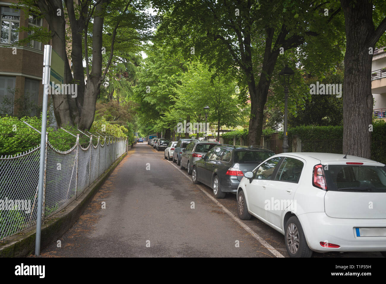 Family street suburb cars hi-res stock photography and images - Alamy