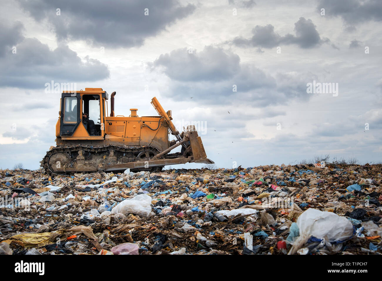 Working in landfill hi-res stock photography and images - Alamy
