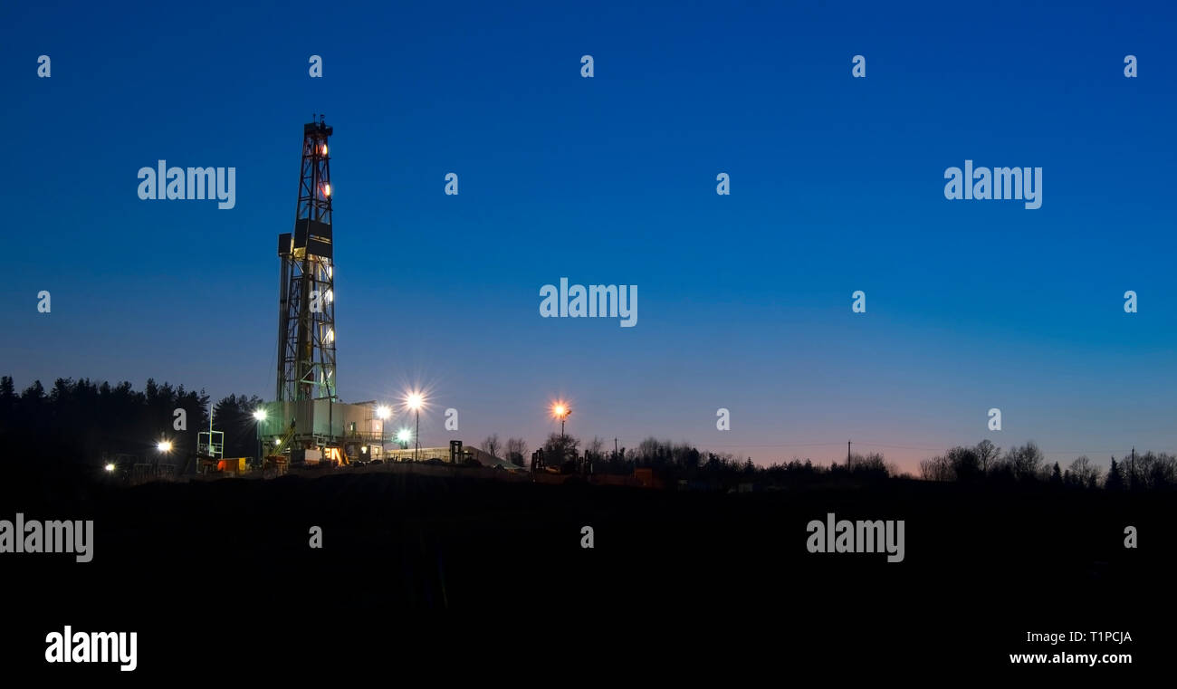 Drilling rig night hi-res stock photography and images - Alamy