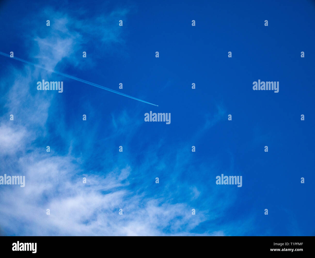 Airplane leaving trails hi-res stock photography and images - Alamy