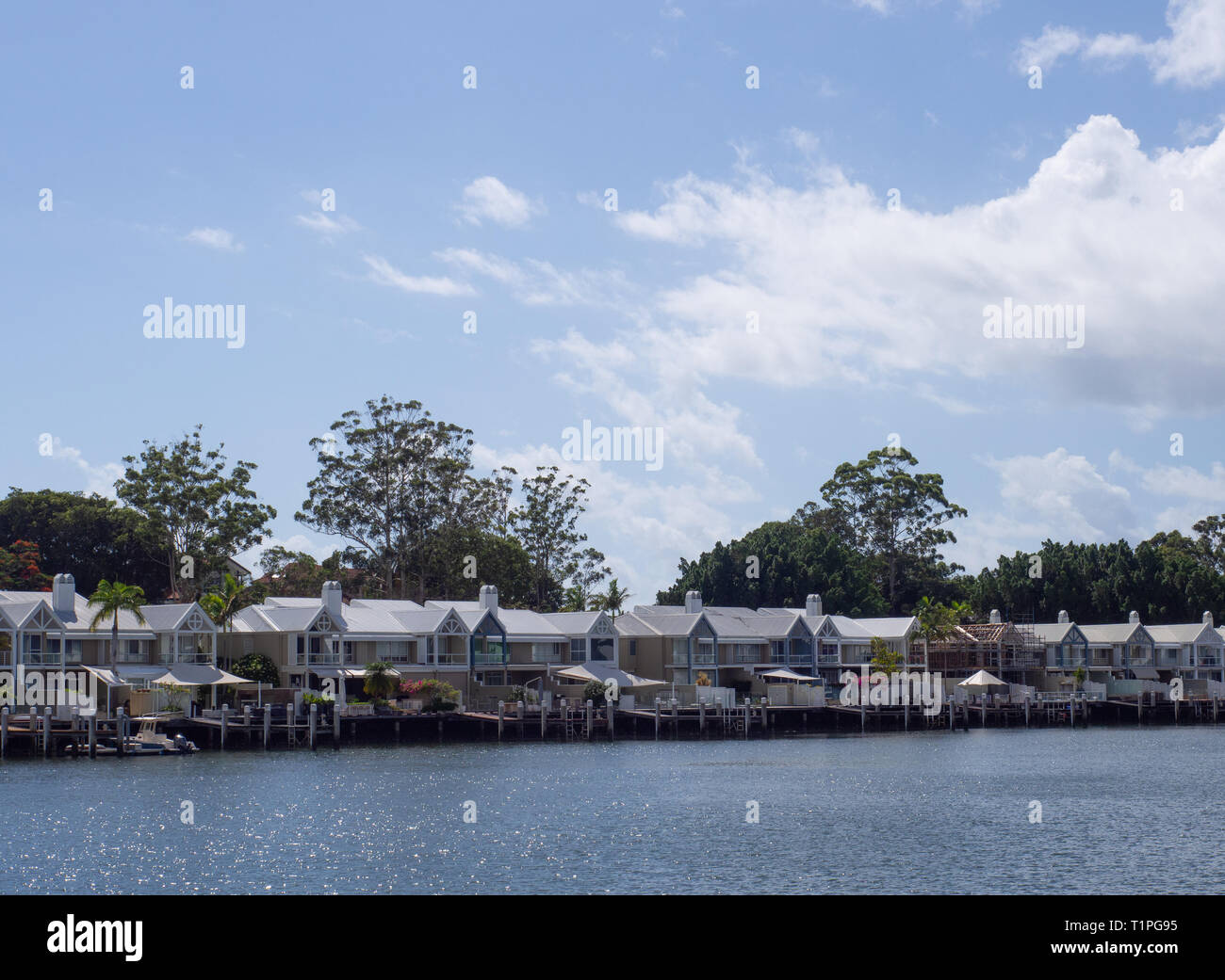 Waterfront homes hi-res stock photography and images - Alamy