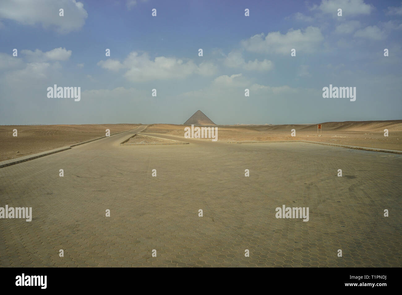 Empty pyramid view hi-res stock photography and images - Alamy