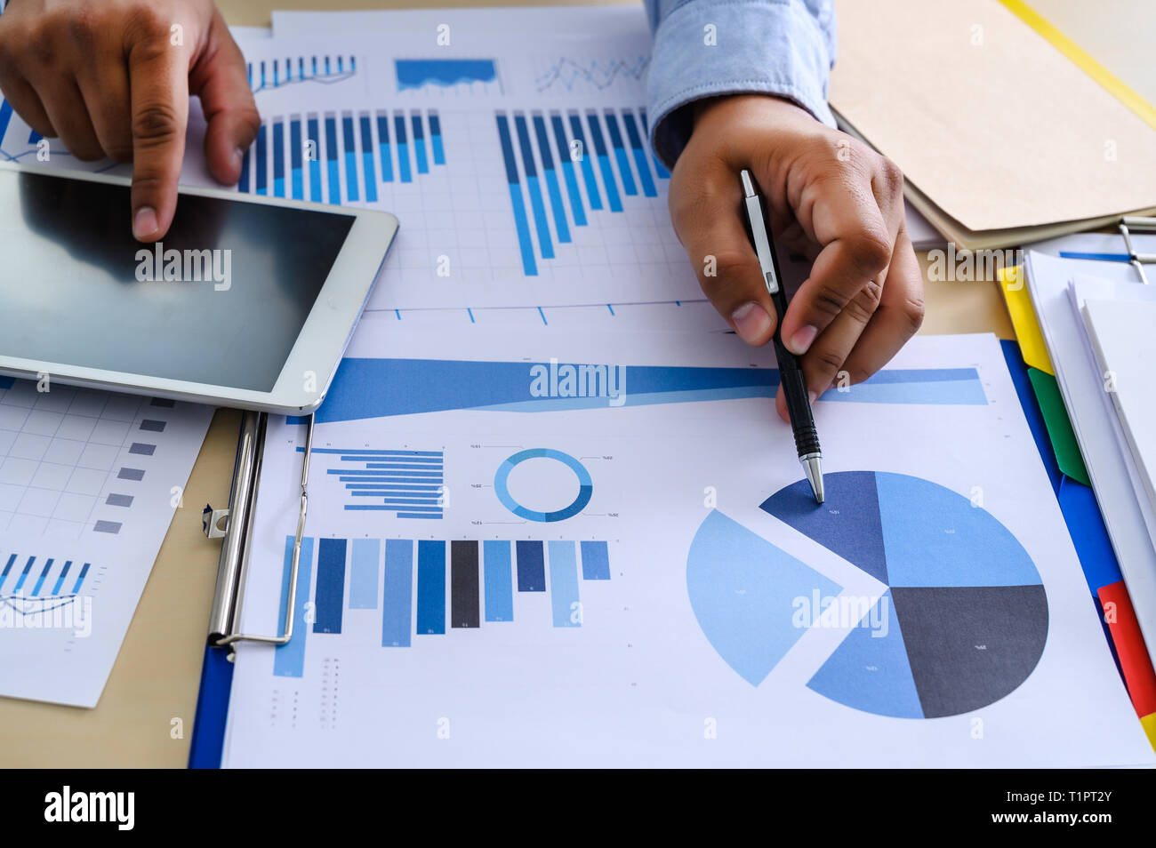 Data analysis graphs hi-res stock photography and images - Alamy