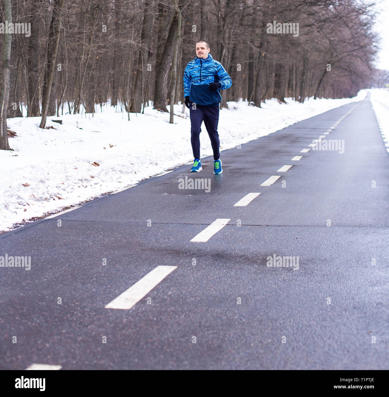 Man running track hi-res stock photography and images - Alamy