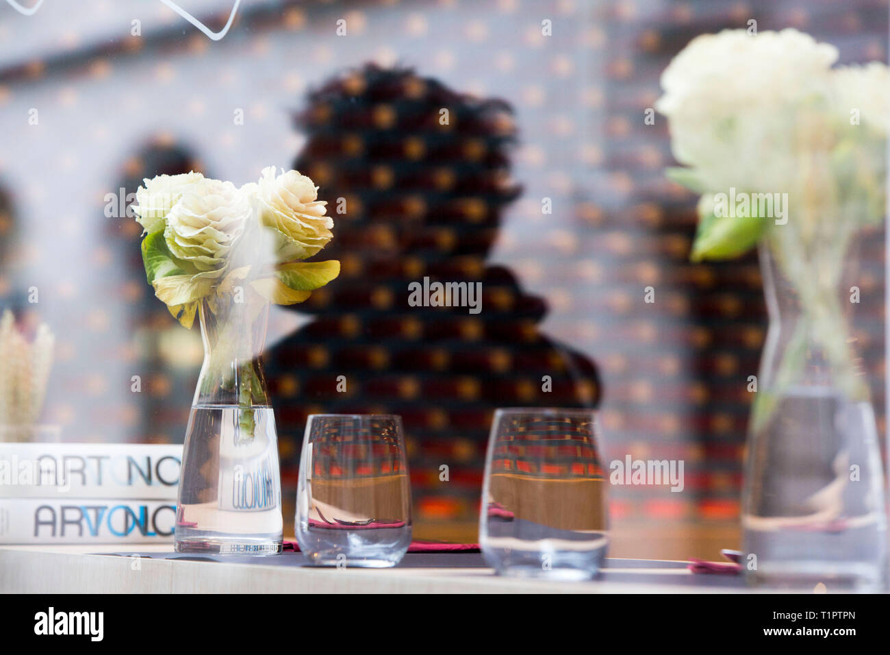 Restaurant showcase in Paris Stock Photo - Alamy