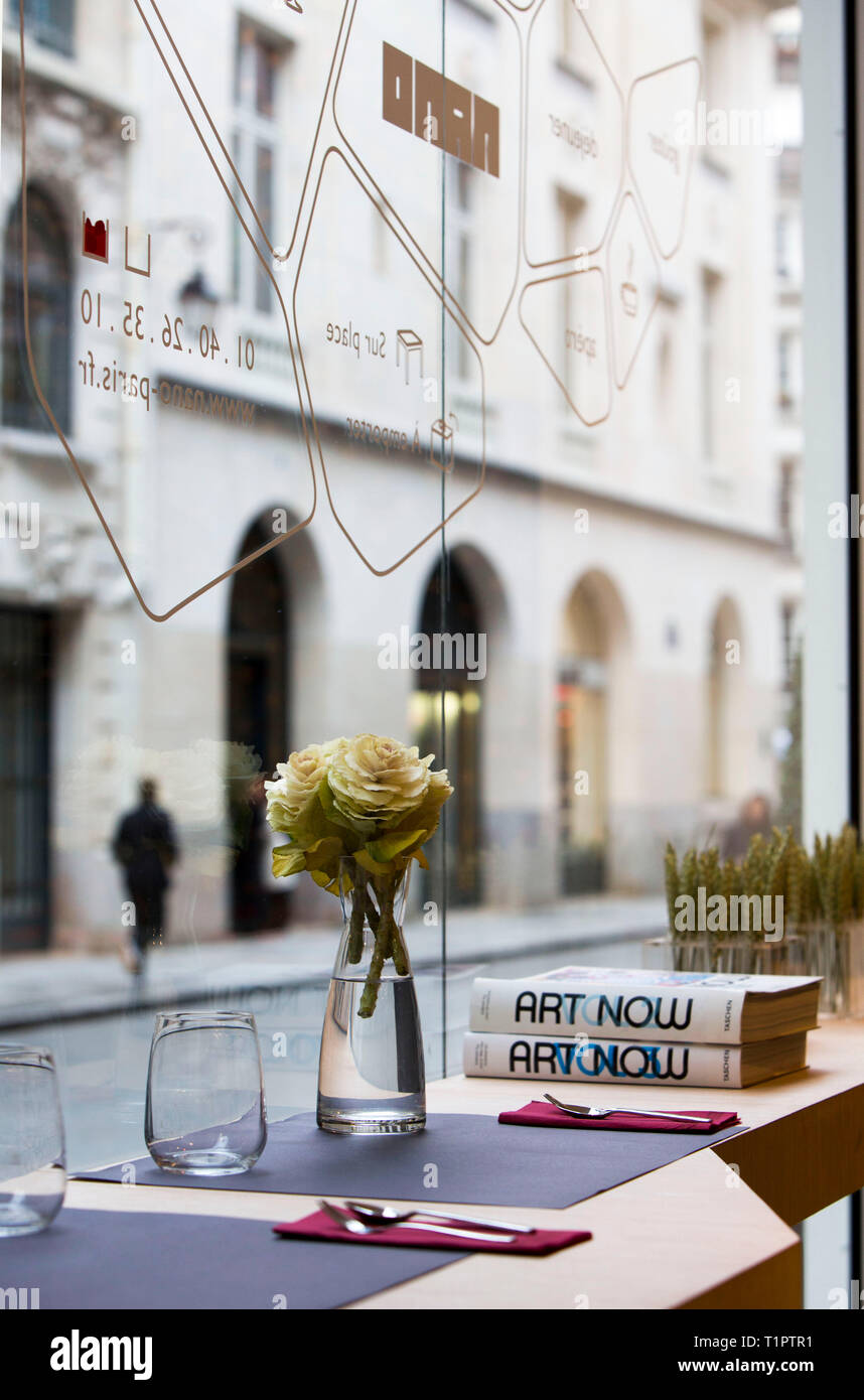 Restaurant showcase in Paris Stock Photo - Alamy