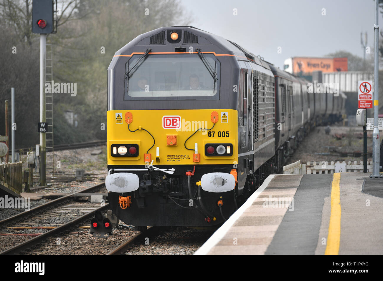 The Royal Train carrying Queen Elizabeth II arrives in Castle Cary ...