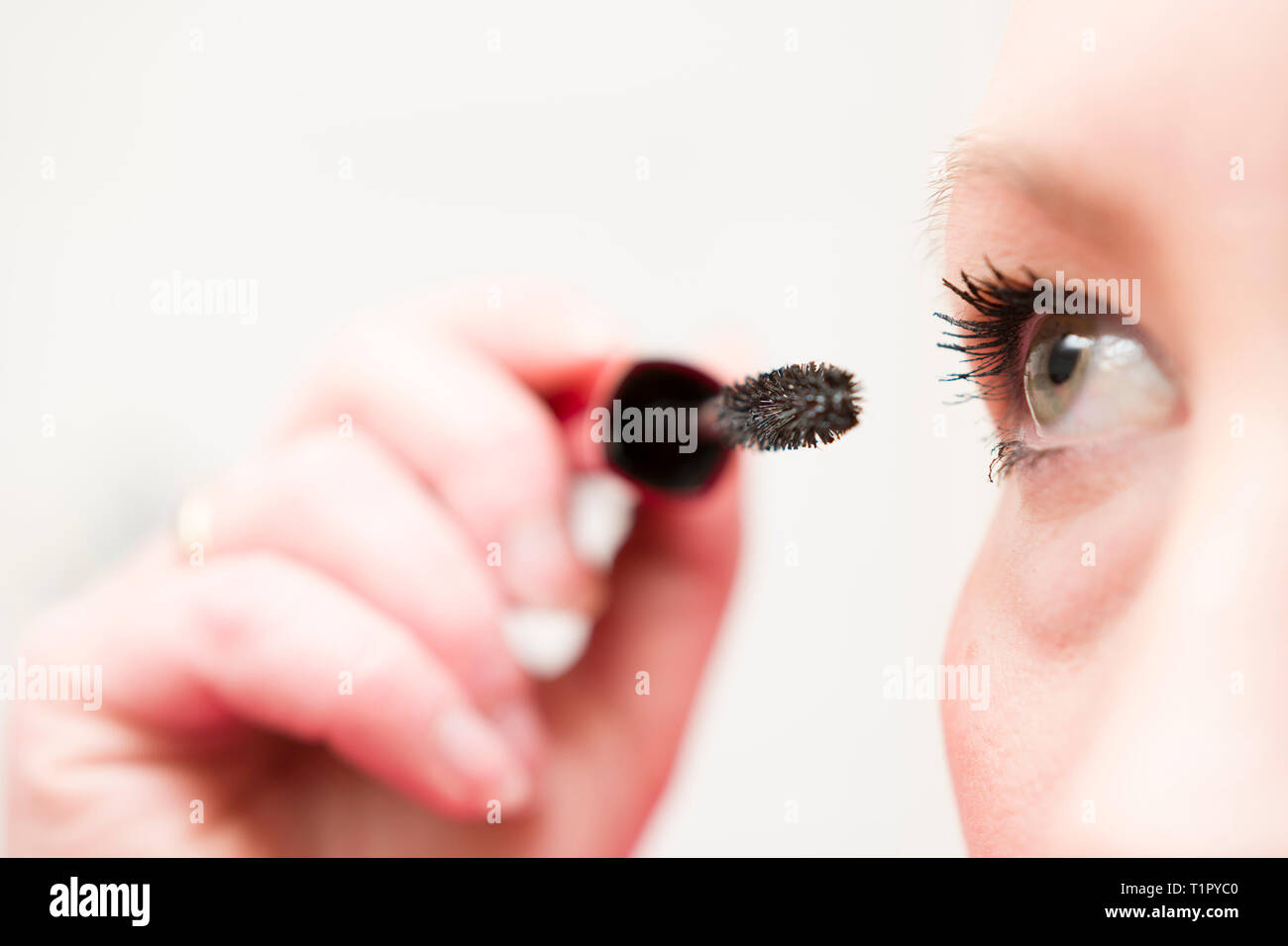 Caucasion 30 year old woman putting on makeup Stock Photo - Alamy
