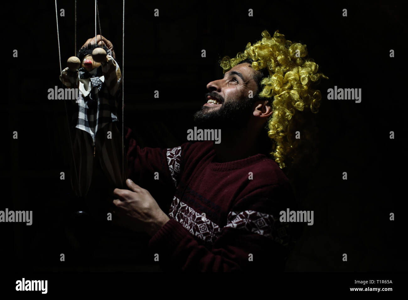 Saraqib, Syria. 27th Mar, 2019. Puppeteer Walid Rashed rehearses a ...