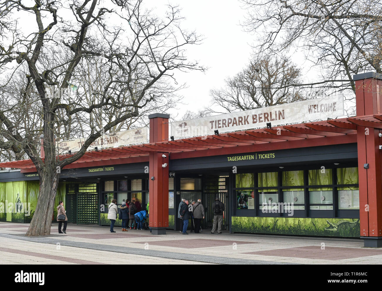 Zoo entrances hi-res stock photography and images - Alamy