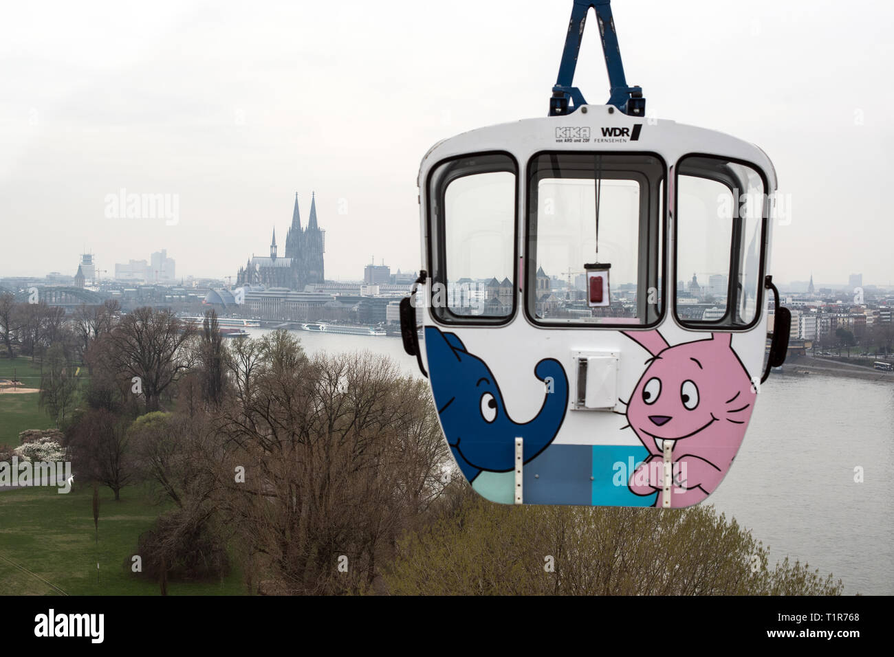 28 March 2019, North Rhine-Westphalia, Köln: A cable car gondola of the ...