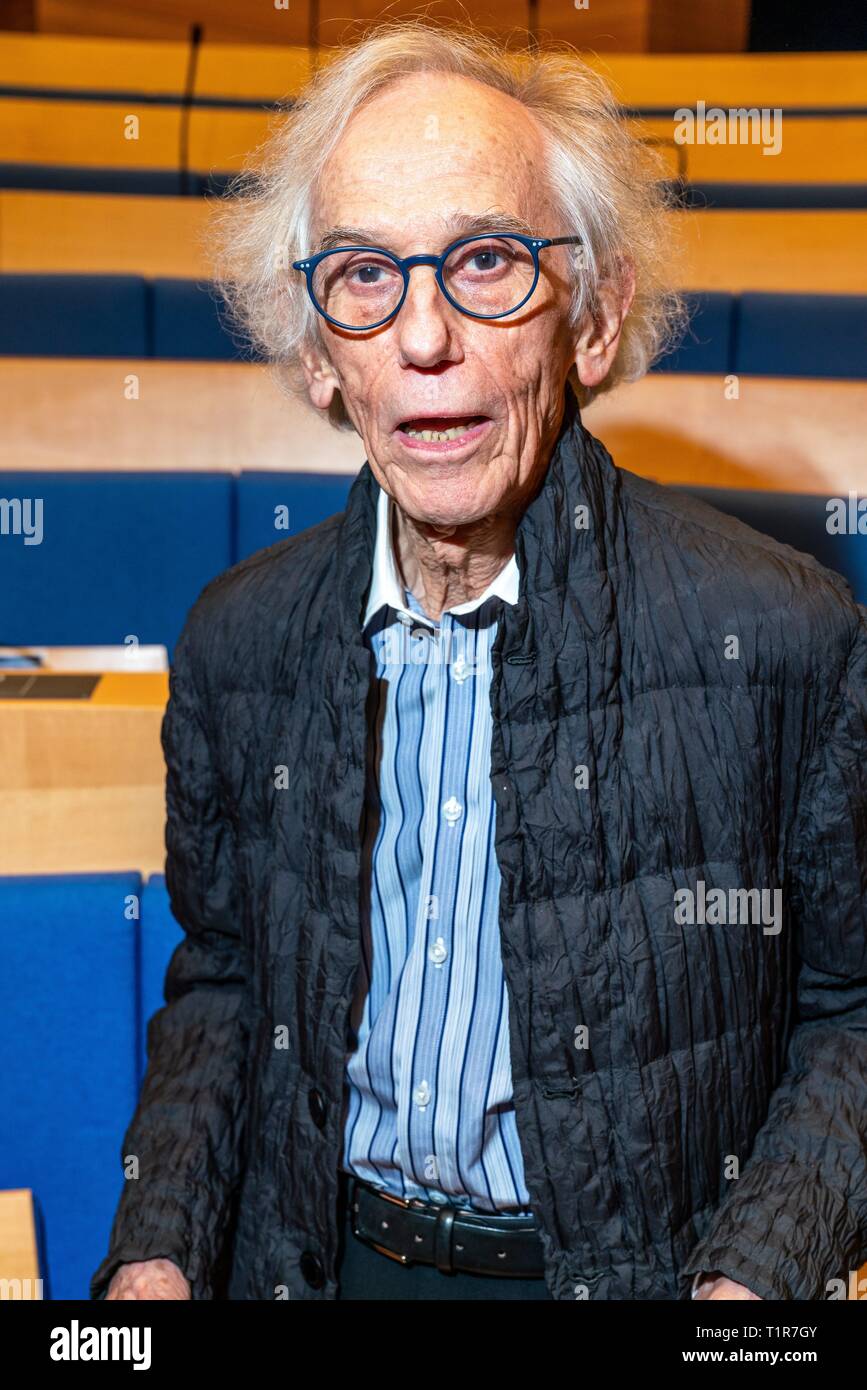 Christo artist reichstag hi-res stock photography and images - Alamy