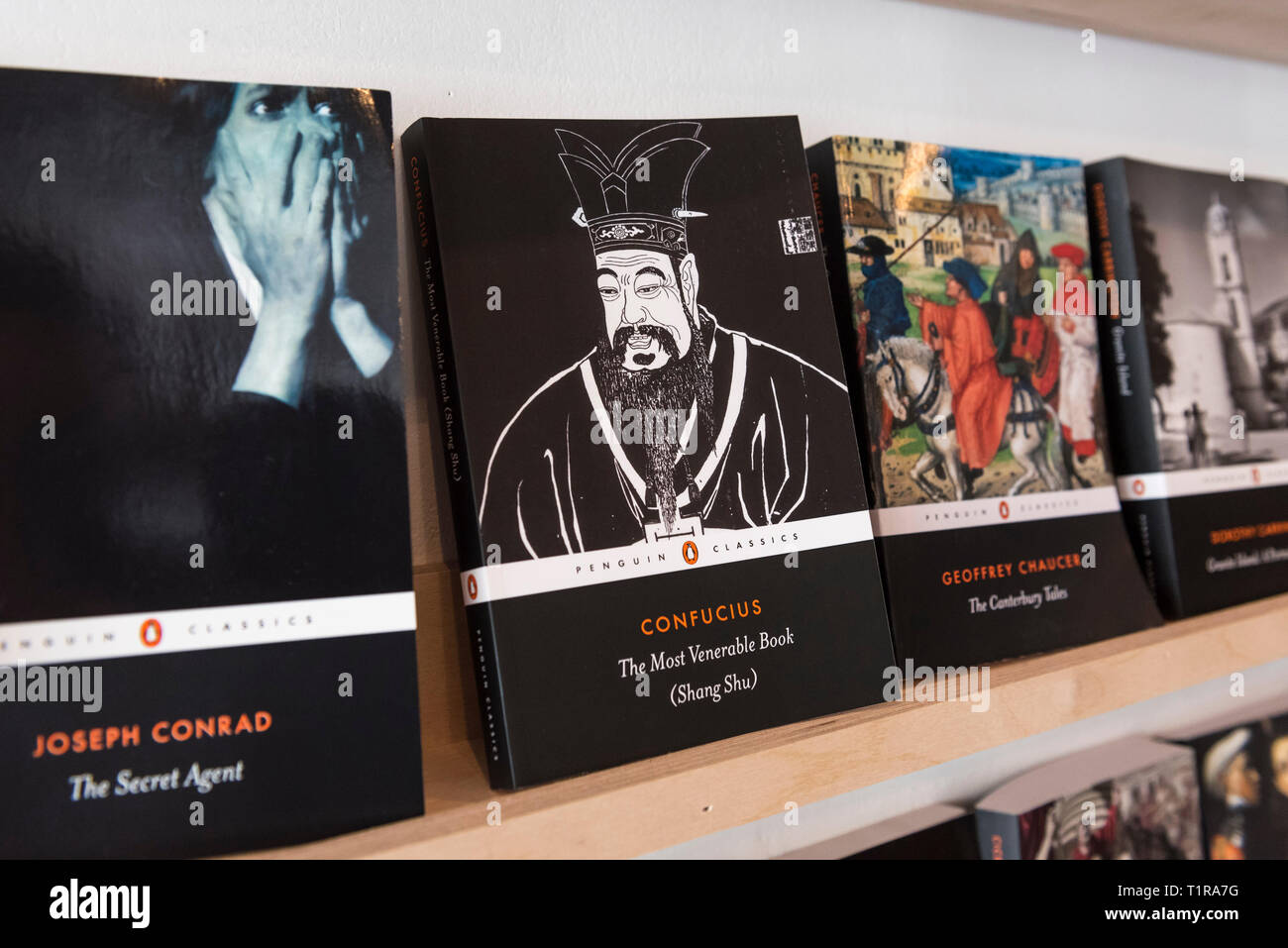 Penguin classics books hi-res stock photography and images - Alamy