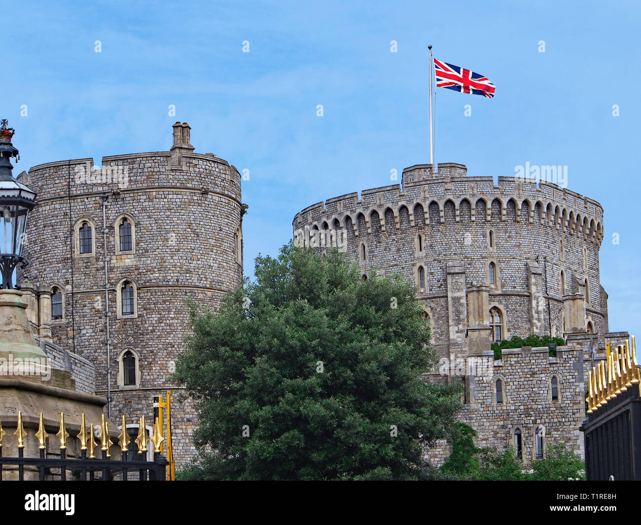 Round Tower and gilded entrance gates of Windsor Castle, England Stock ...