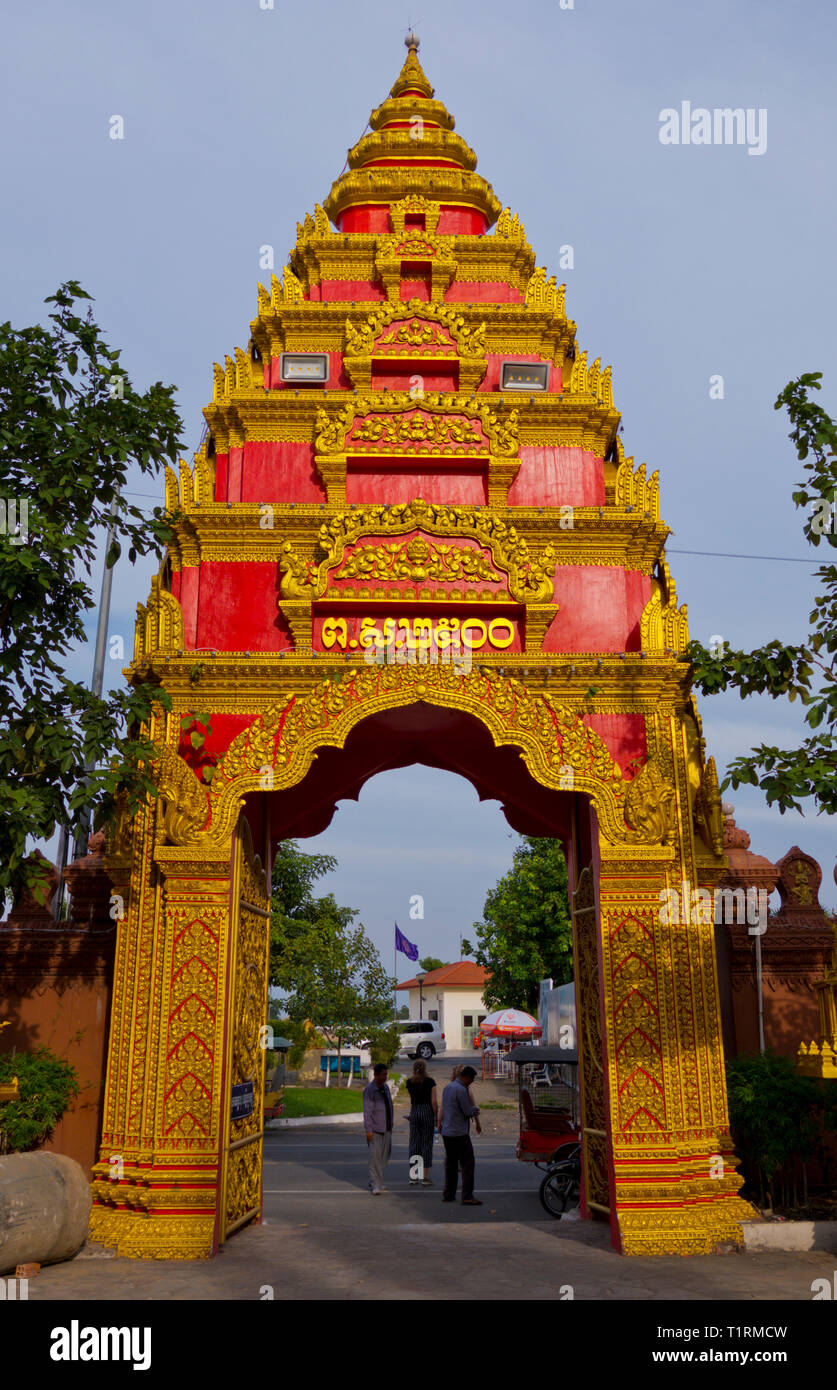 Main gate, Wat Ounalom, Phnom Penh, Cambodia, Asia Stock Photo - Alamy