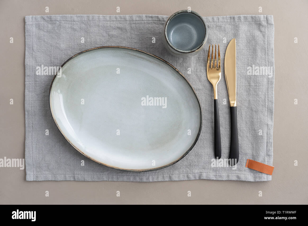 Empty dinner table hi-res stock photography and images - Alamy