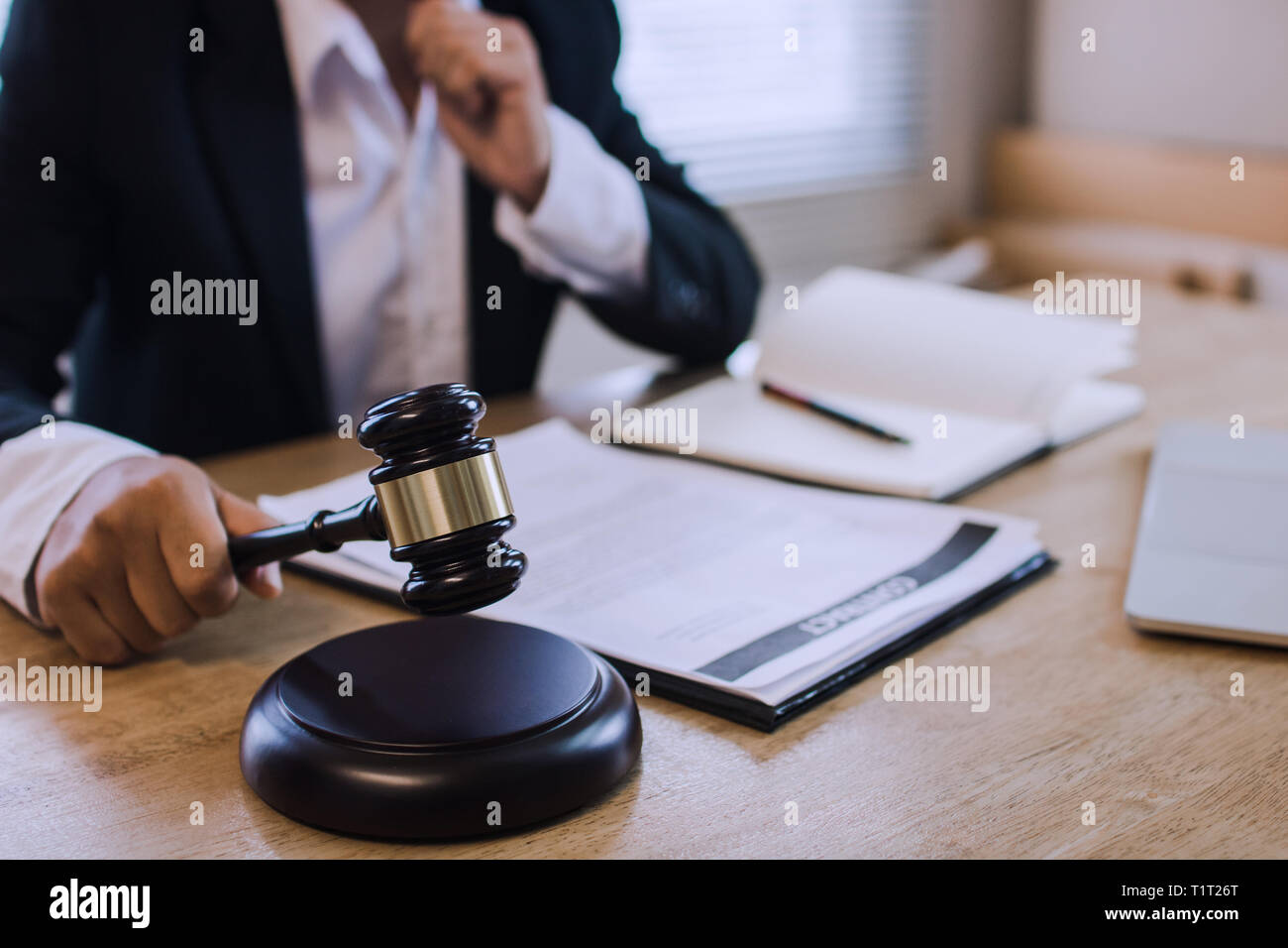 Hammer judge hand hi-res stock photography and images - Alamy