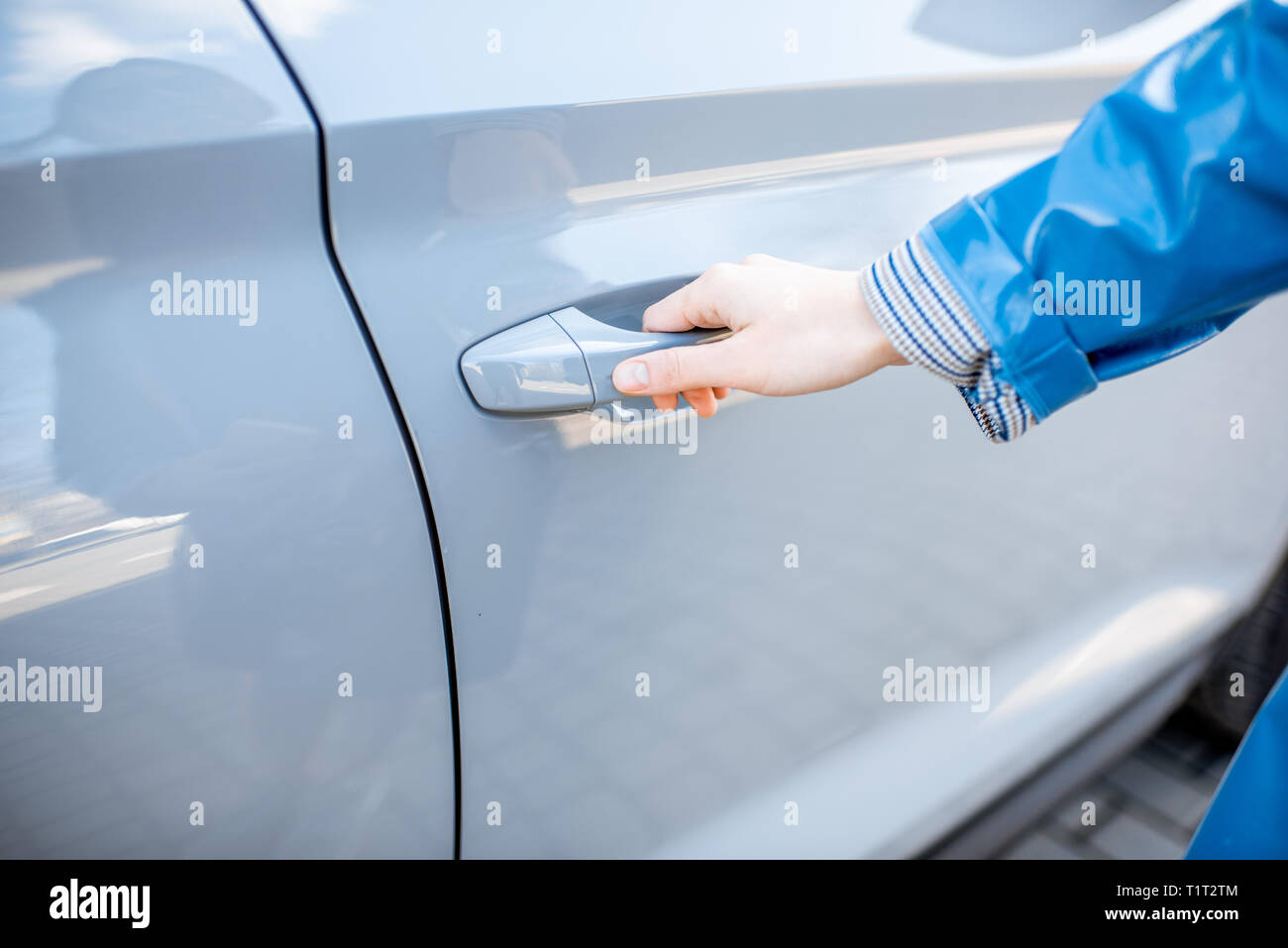 Pulling door hi-res stock photography and images - Alamy