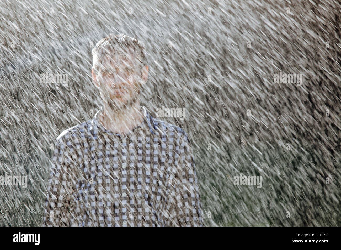 Adult male head under shower hi-res stock photography and images - Alamy