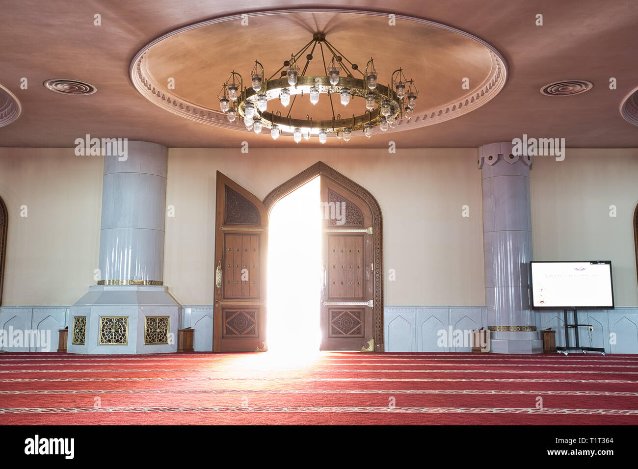 Qatar grand mosque door hi-res stock photography and images - Alamy