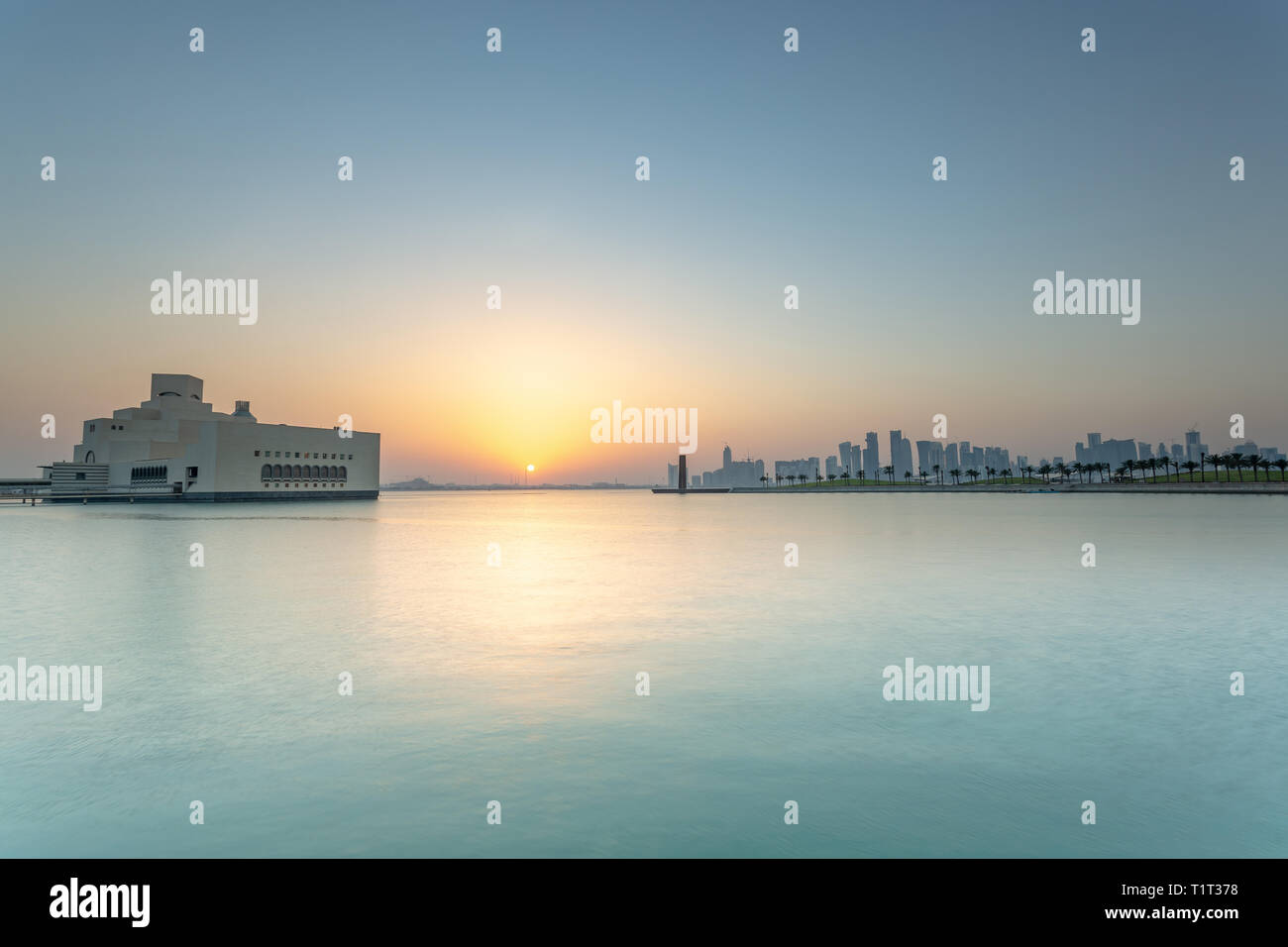 Sunset view of Doha skyline and Museum of Islamic Art building Stock ...