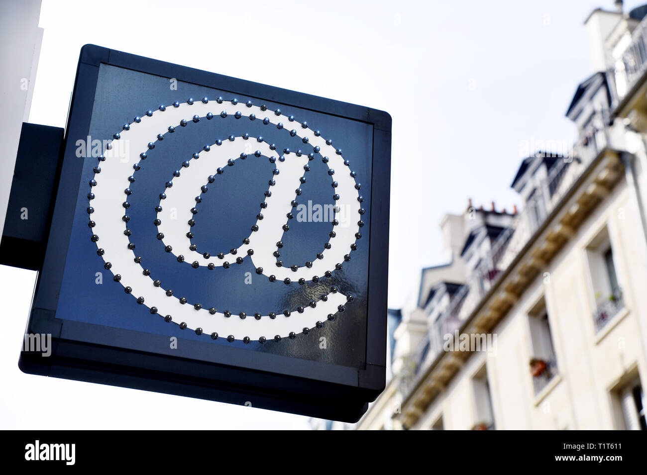 Digital sign paris hi-res stock photography and images - Alamy