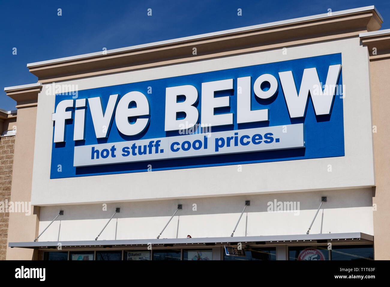 Five below store hi-res stock photography and images - Alamy