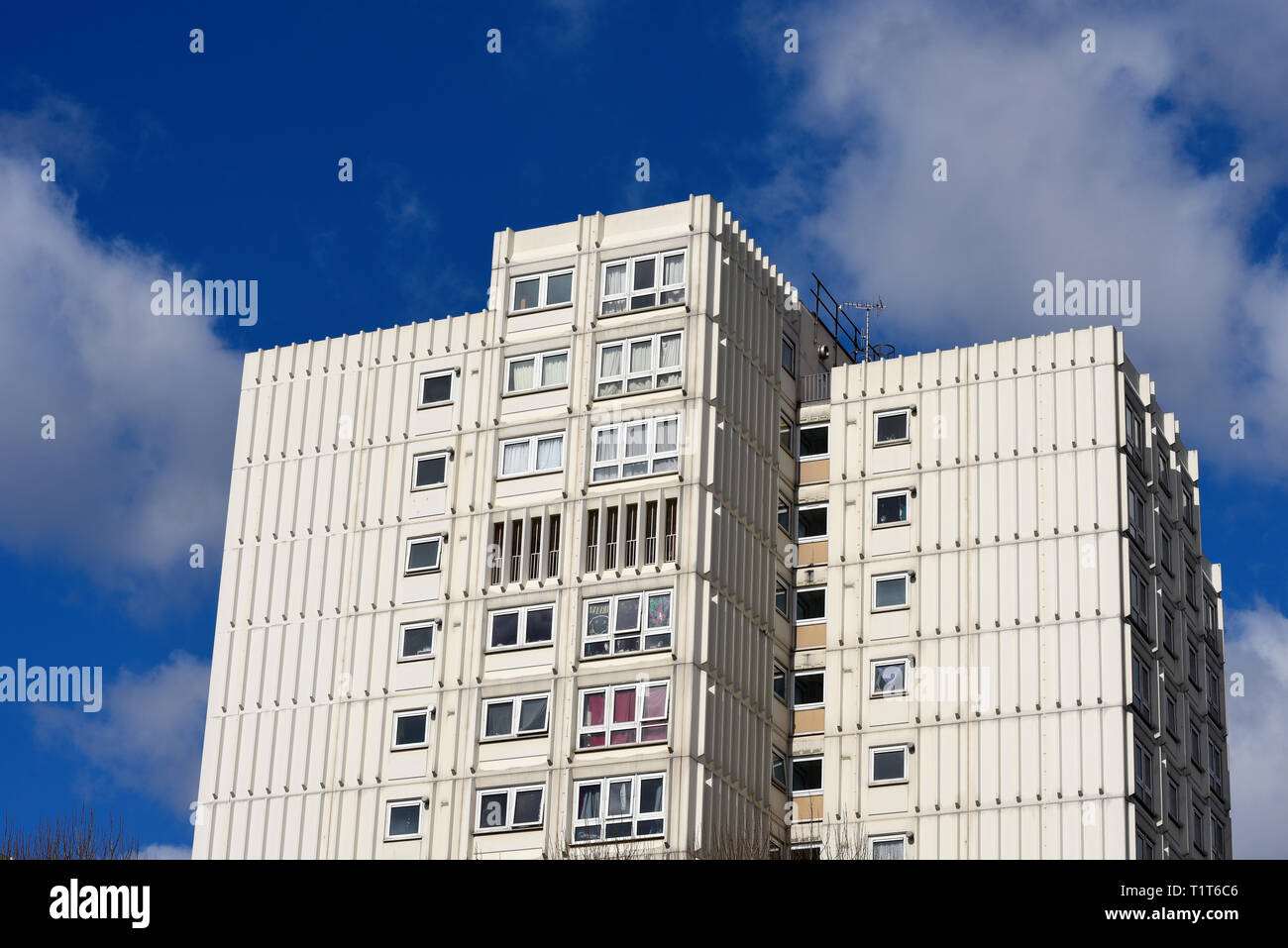 High rise council flats in hi-res stock photography and images - Alamy