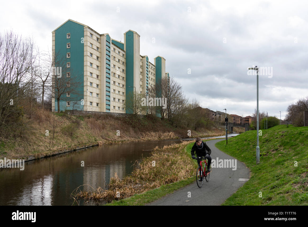 Edinburgh high rise council flats hi-res stock photography and images ...