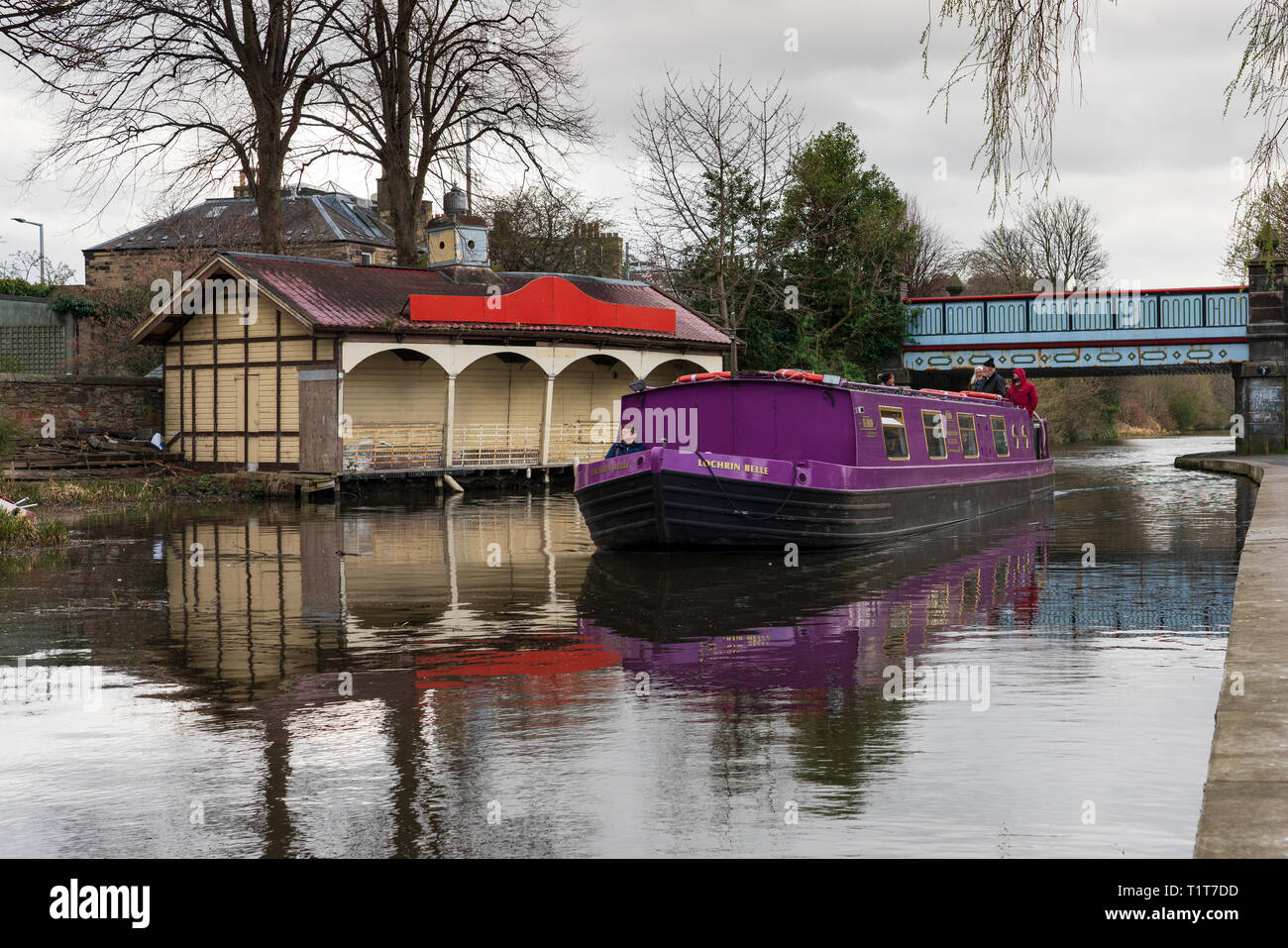 The Union Canal with narrowboat and Edinburgh Canal Society boathouse ...