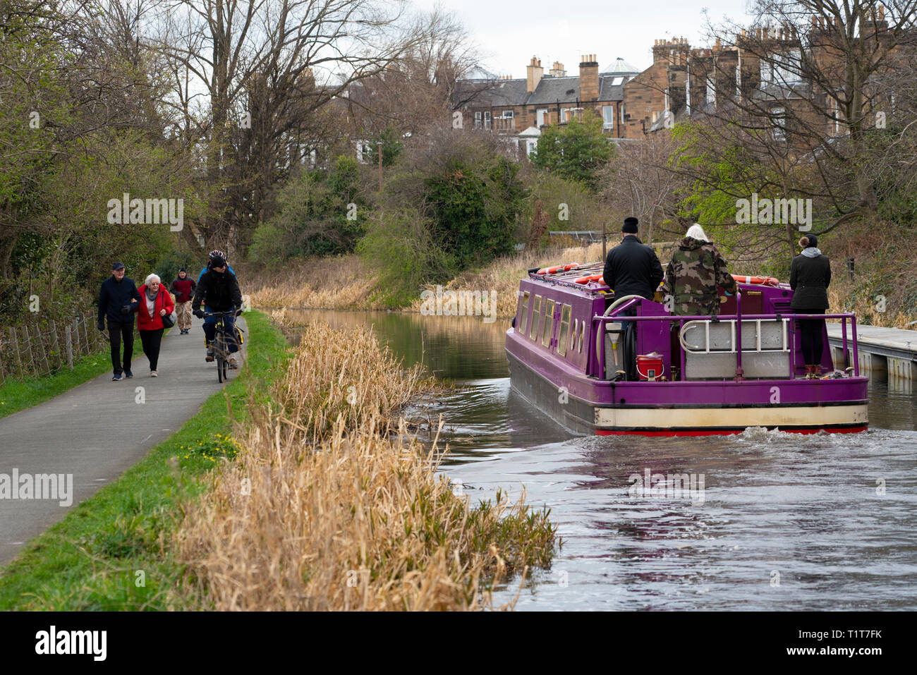 Narrowboat on the Union Canal in central Edinburgh, Scotland, UK Stock ...