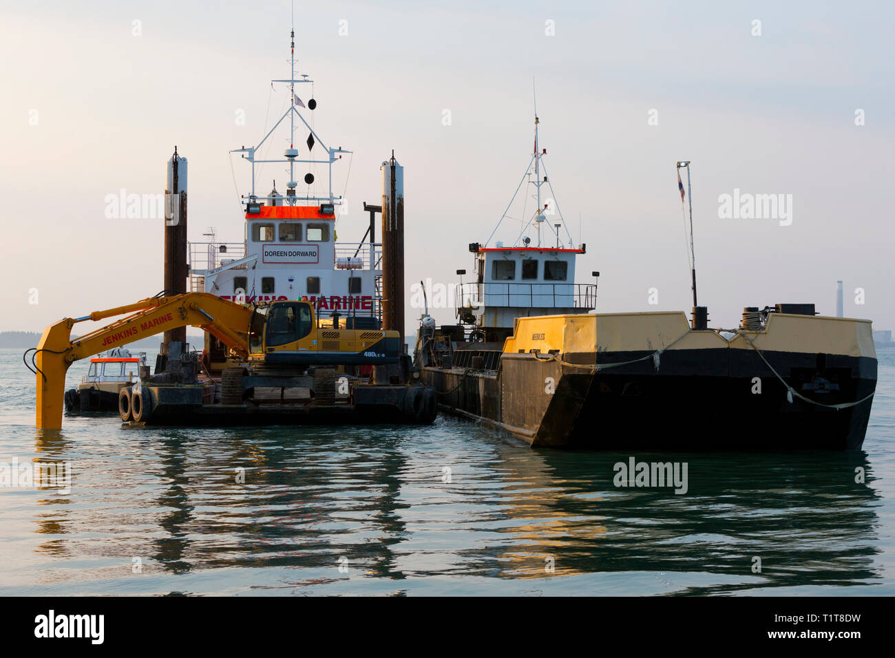 Hopper barge hi-res stock photography and images - Alamy
