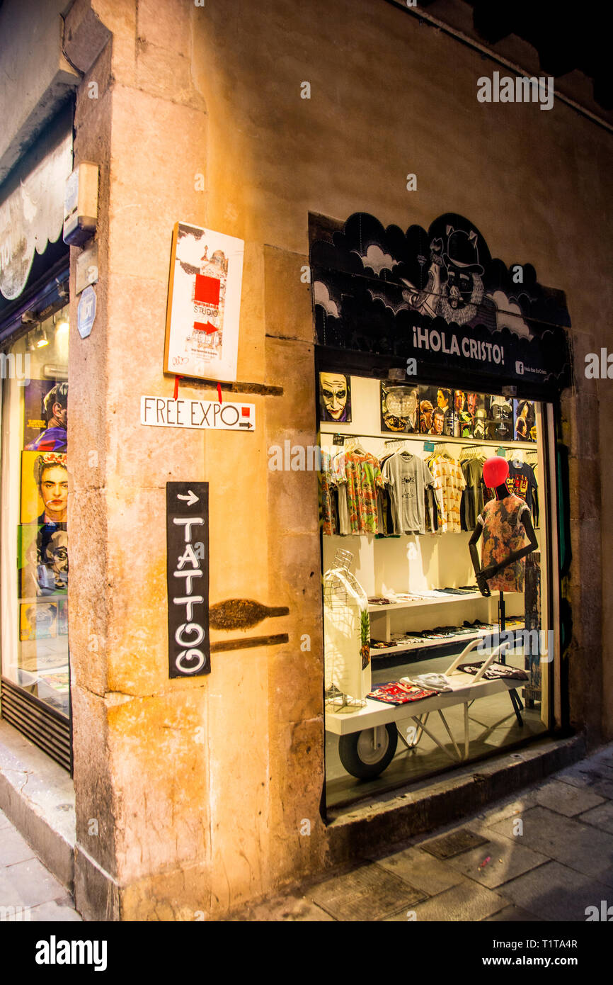 Storefront barcelona hi-res stock photography and images - Alamy