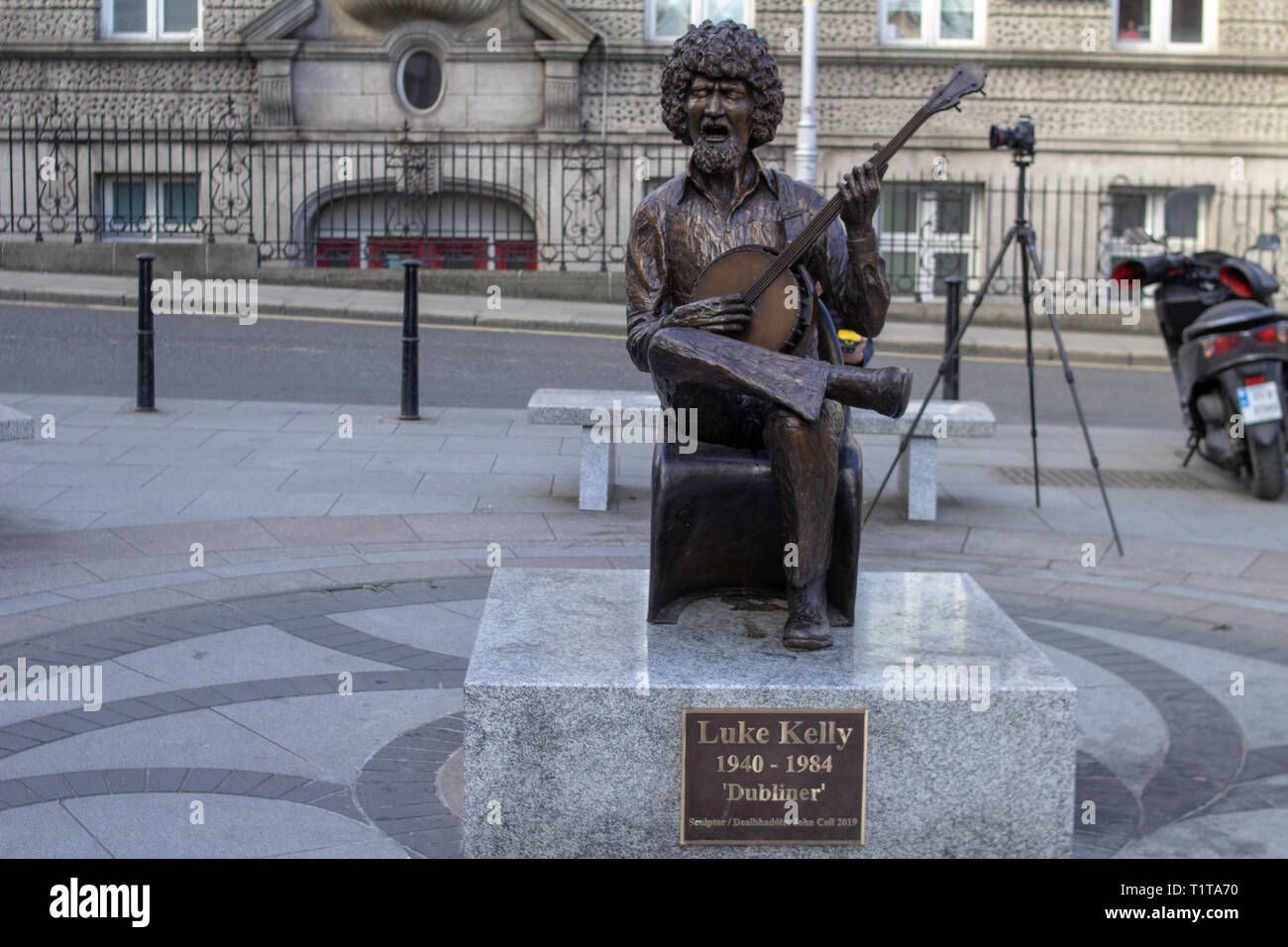 The statue of Luke Kelly (1940-1984) erected at South King Street ...